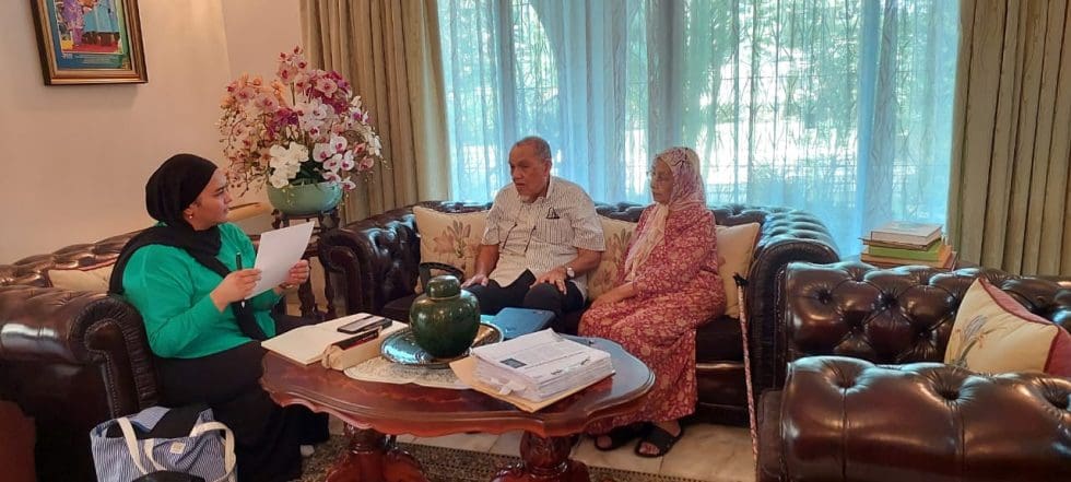 YAD Tan Sri dan Puan Sri bersama Cik Ameelia Mohsin (PhD Architecture ...